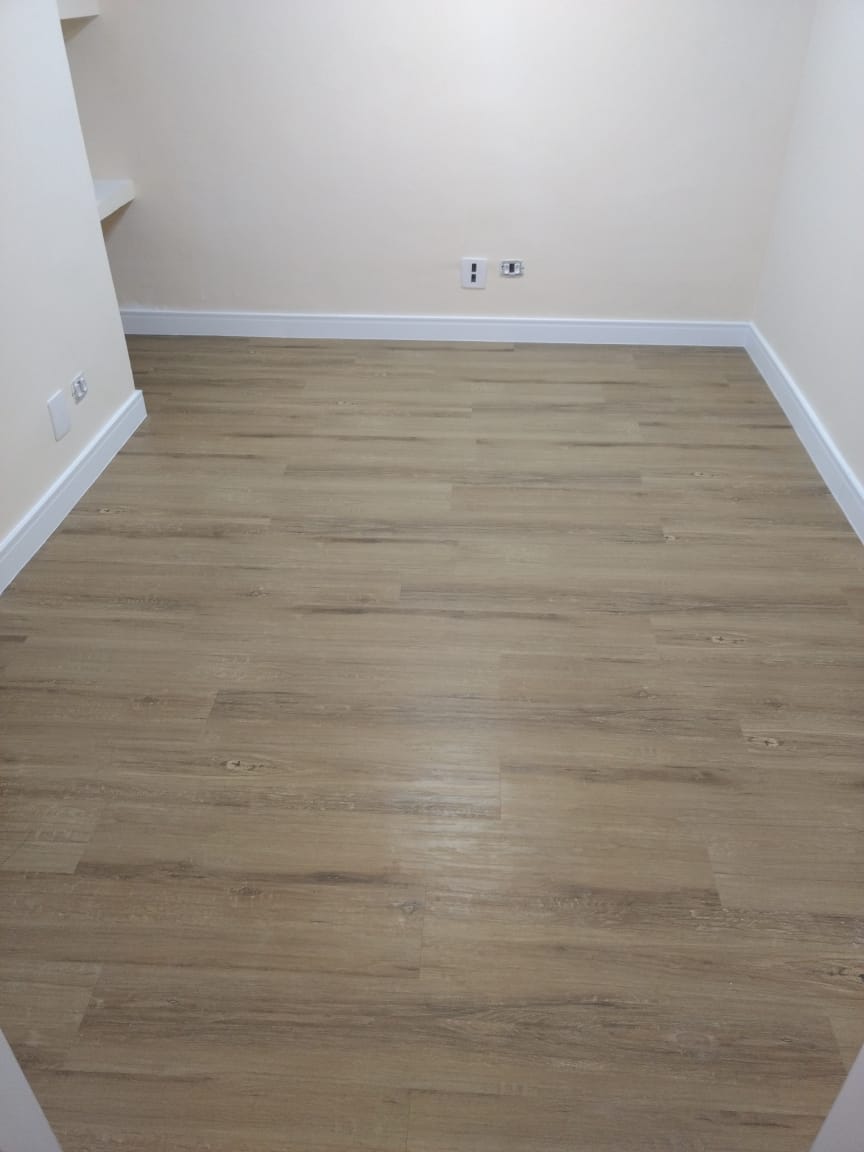 Piso Vinílico com Rodapé Branco em PVC | Pisos Vinílicos e Laminados ...