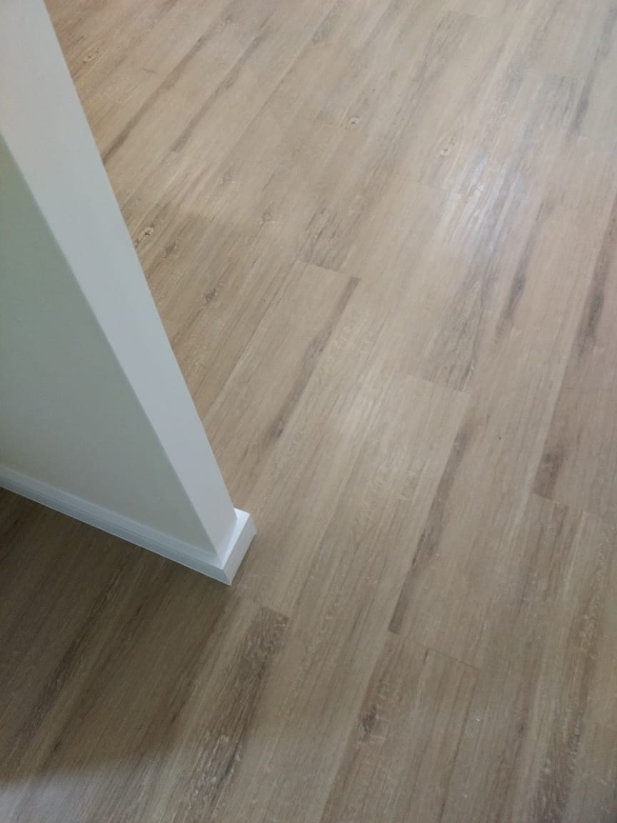 Piso Vinílico com Rodapé Branco em PVC | Pisos Vinílicos e Laminados ...